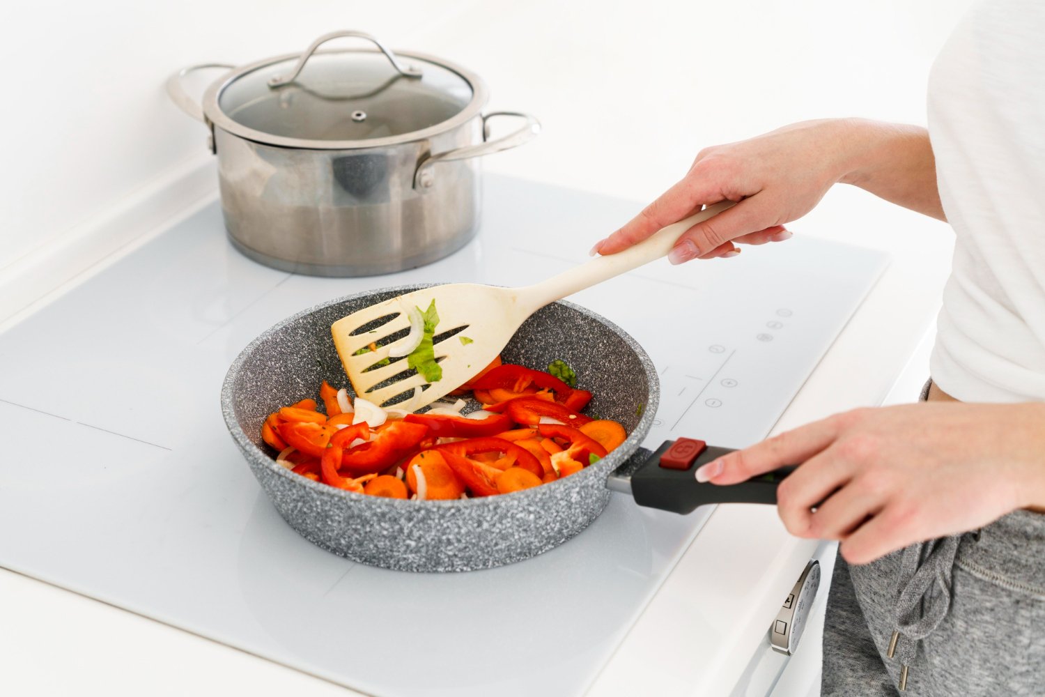 What are the Pros and Cons of Ceramic Cookware - SavvyHomeTrends